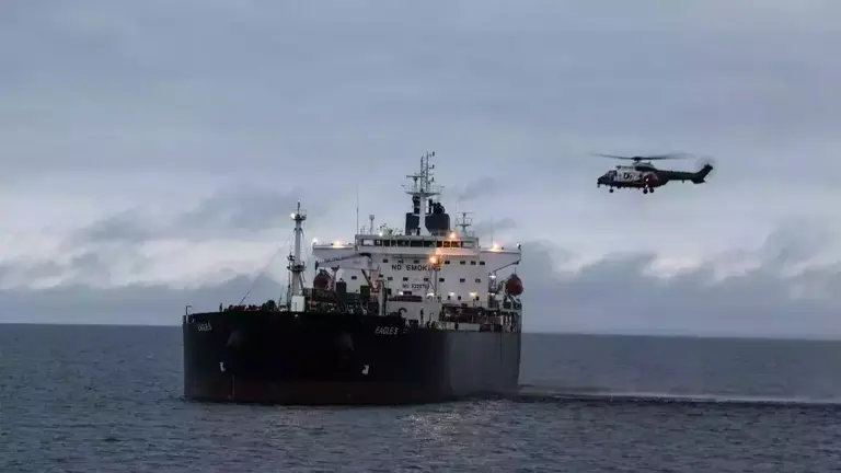 Francia aborda otro petrolero de la flota fantasma rusa que intentaba ...