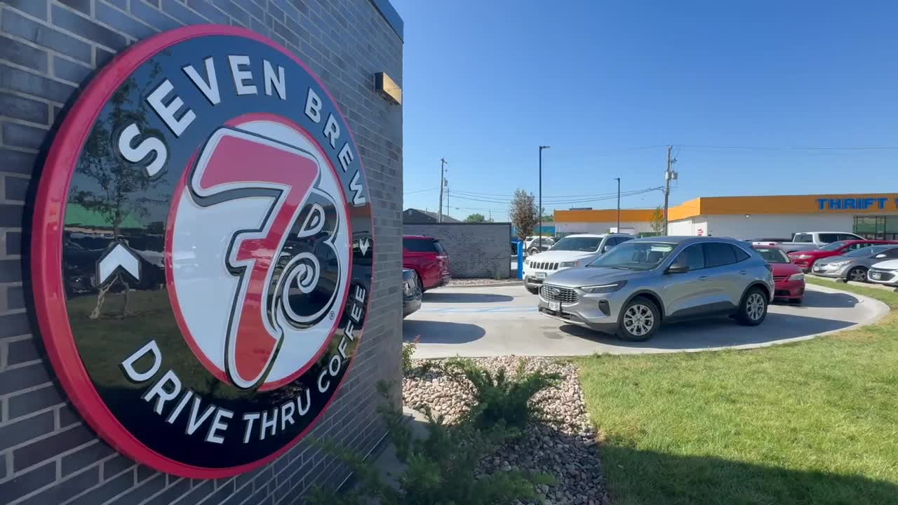 7Brew Coffee opening day in Council Bluffs draws long lines, massive ...