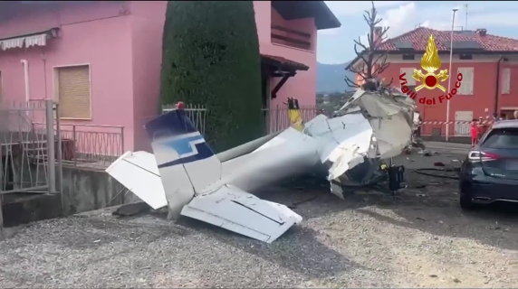 Ultraleggero si schianta a Valbrembo: il video dell'aereo distrutto tra ...