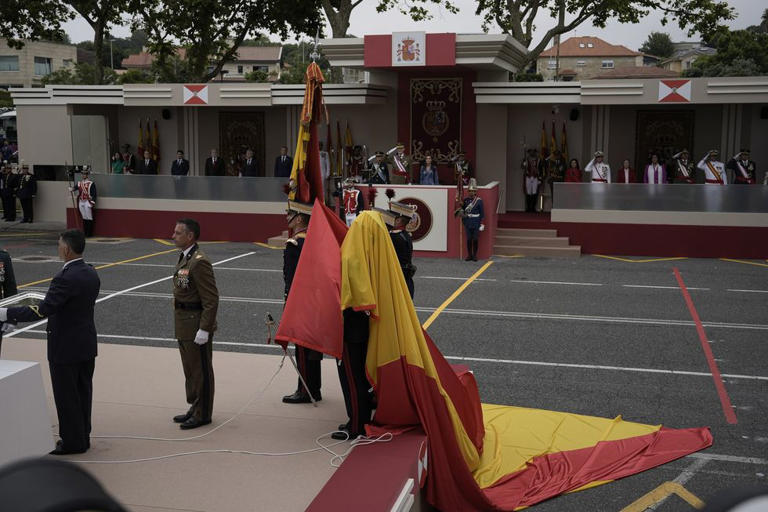 King watches on during uncomfortable moment as Spanish flag falls ...