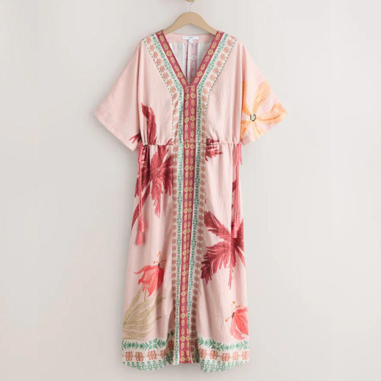 Kelly Brook's flattering summer dress is the warm weather hero buy you ...