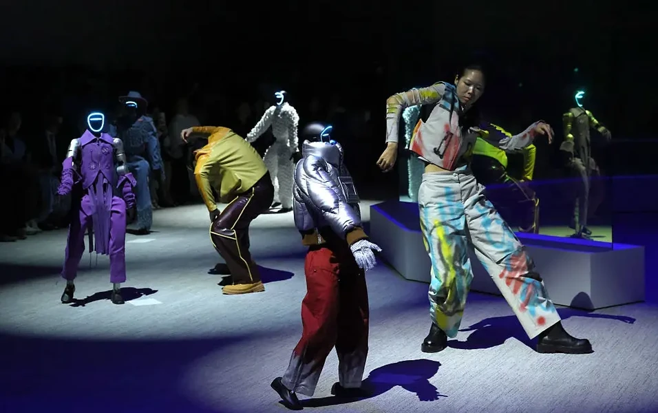 Humanoid robots share runway with models at Seoul show
