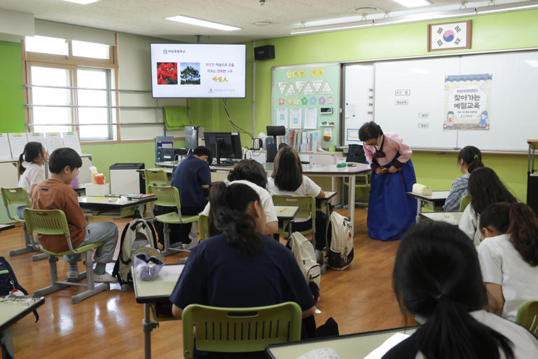 Schools Outsource Etiquette Education to External Instructors