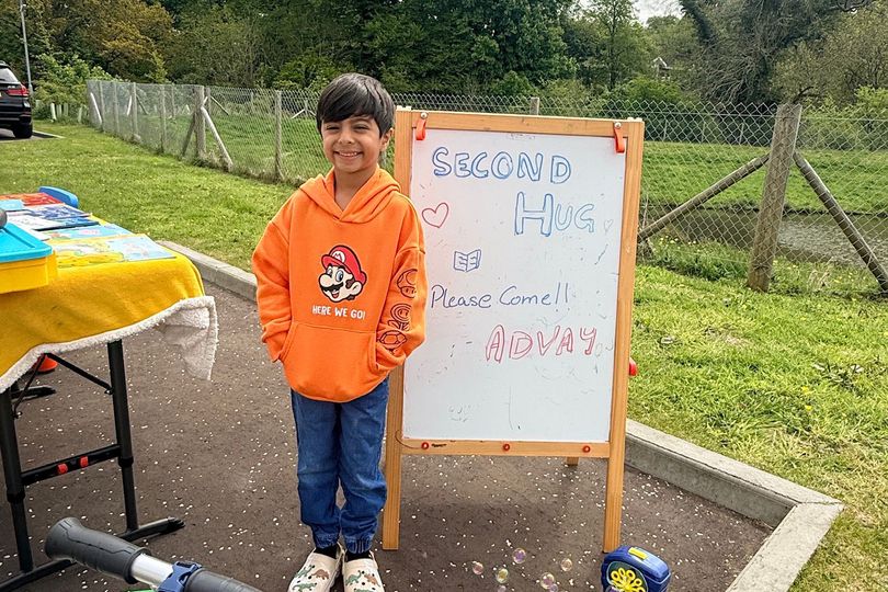 Newton Mearns boy leaves neighbours melting after setting up mini ...