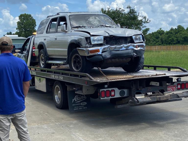 Vehicle crashes into Rapides Community Health Center on North Bolton Ave