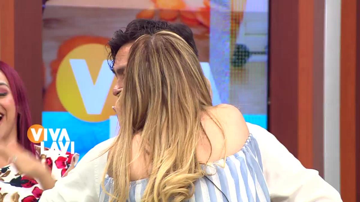 Gina Pastor le roba un beso a Eduardo Orozco 'El Doc'