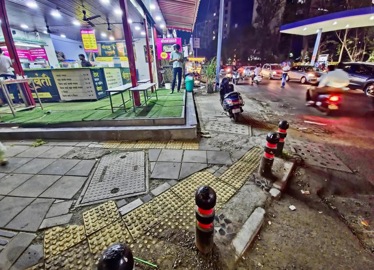 PMC deploys special squads to clear encroachments on footpath