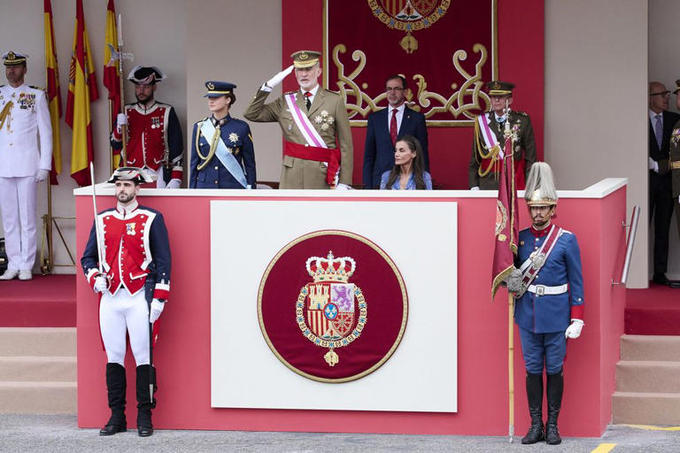 King watches on during uncomfortable moment as Spanish flag falls ...