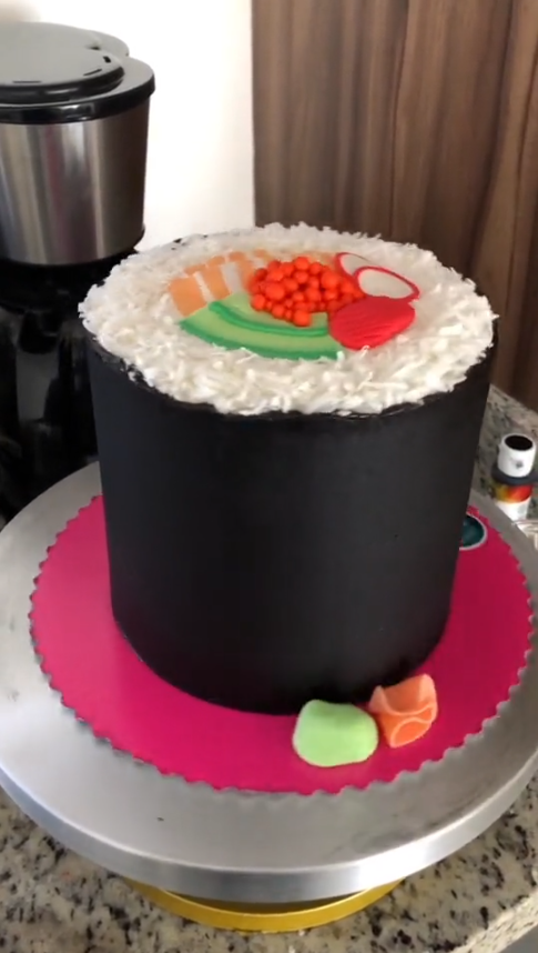 Pastel inspirado en sushi con decoración creativa