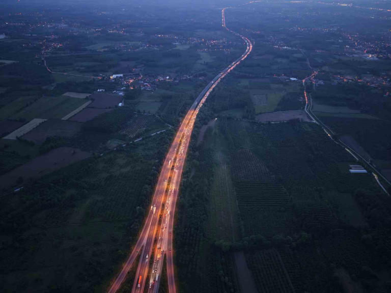 Bayram bitti trafik bitmedi: Düzce geçişinde kilometrelerce kuyruk