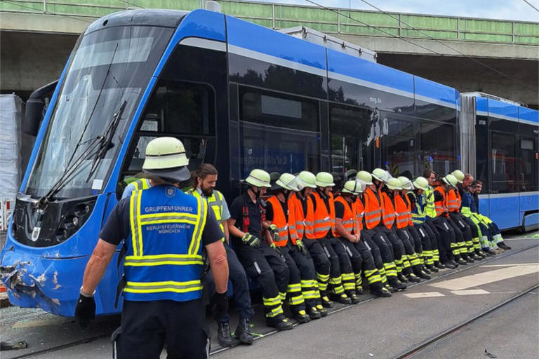 Unfall mit Transporter: Tram entgleist, fünf Menschen verletzt