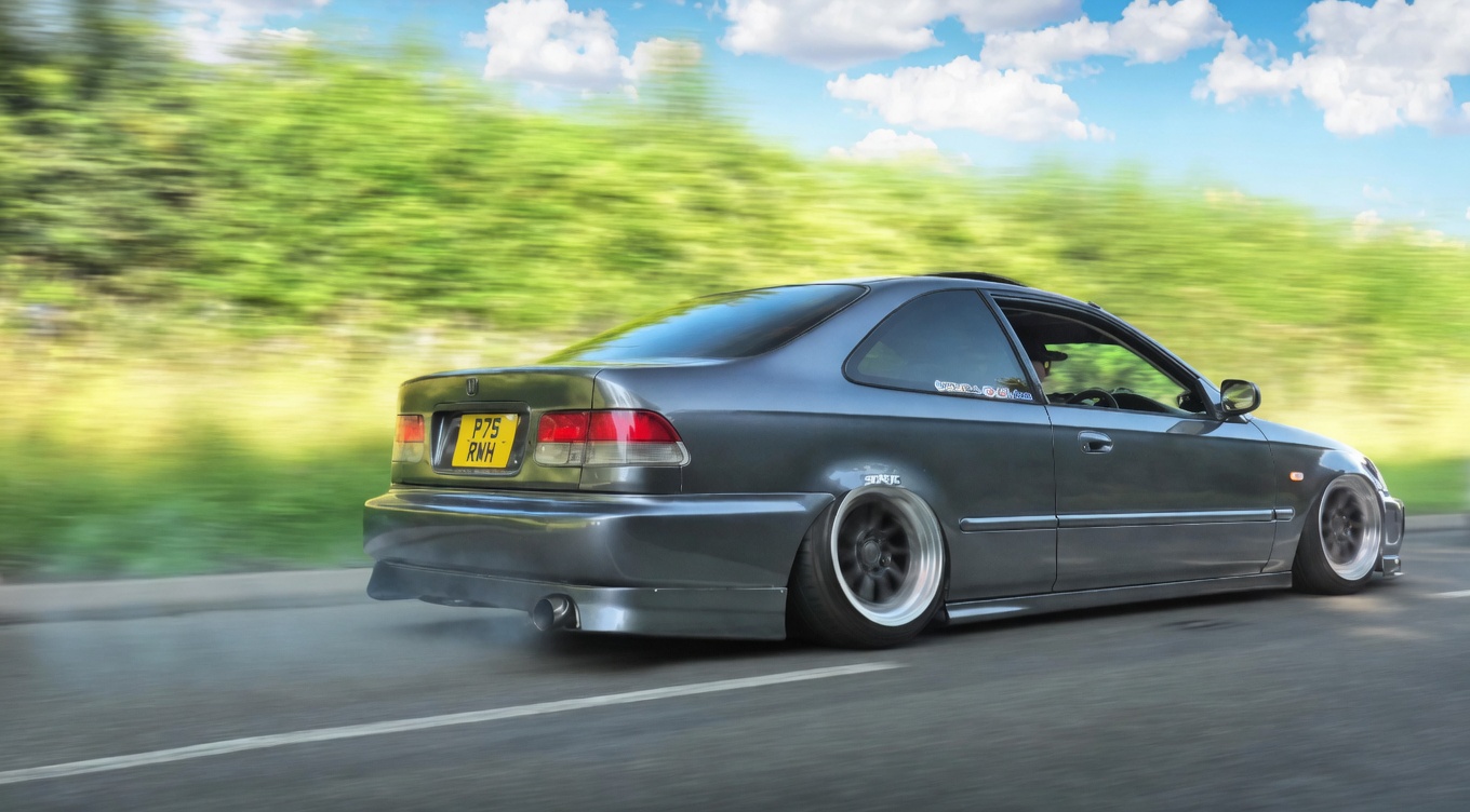The low car scene comes alive at Thruxton