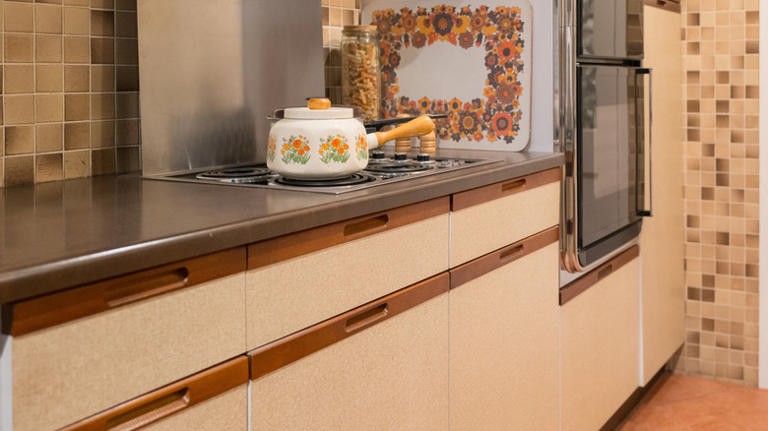 5 retro kitchen styles that defined '50s homes