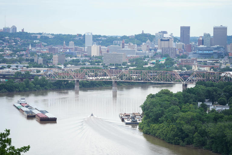 Crane to build Ohio River's newest bridge near site, ready to go