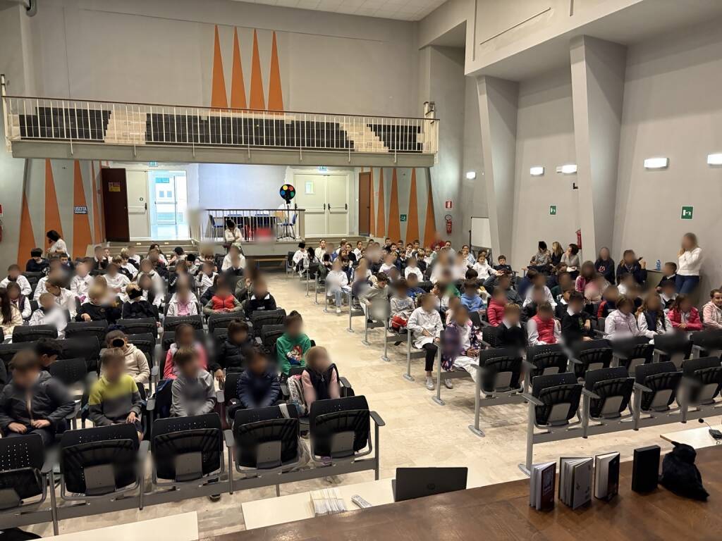 “Santa in giallo”: libri gratuiti accompagneranno gli studenti durante ...