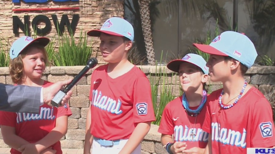 Del Mar Little League champs visit GMSD