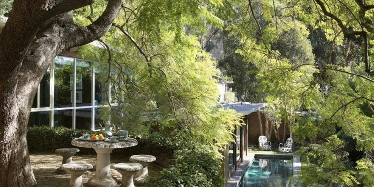La actriz Dakota Johnson pone a la venta su icónica casa de Hollywood ...