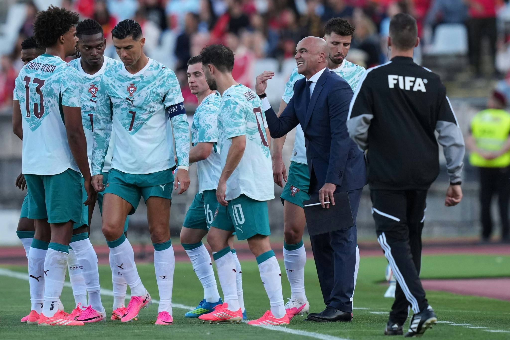 Zoff und Doppel-Rot: Portugal gewinnt hitzigen WM-Test – Ronaldo zur ...