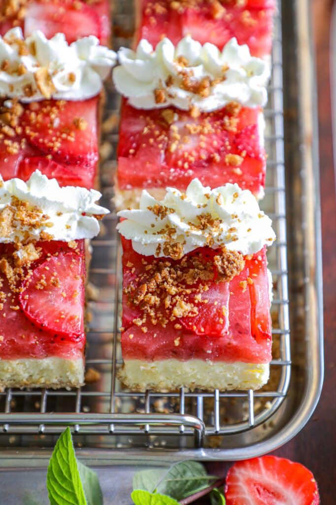 Strawberry pretzel cheesecake bars