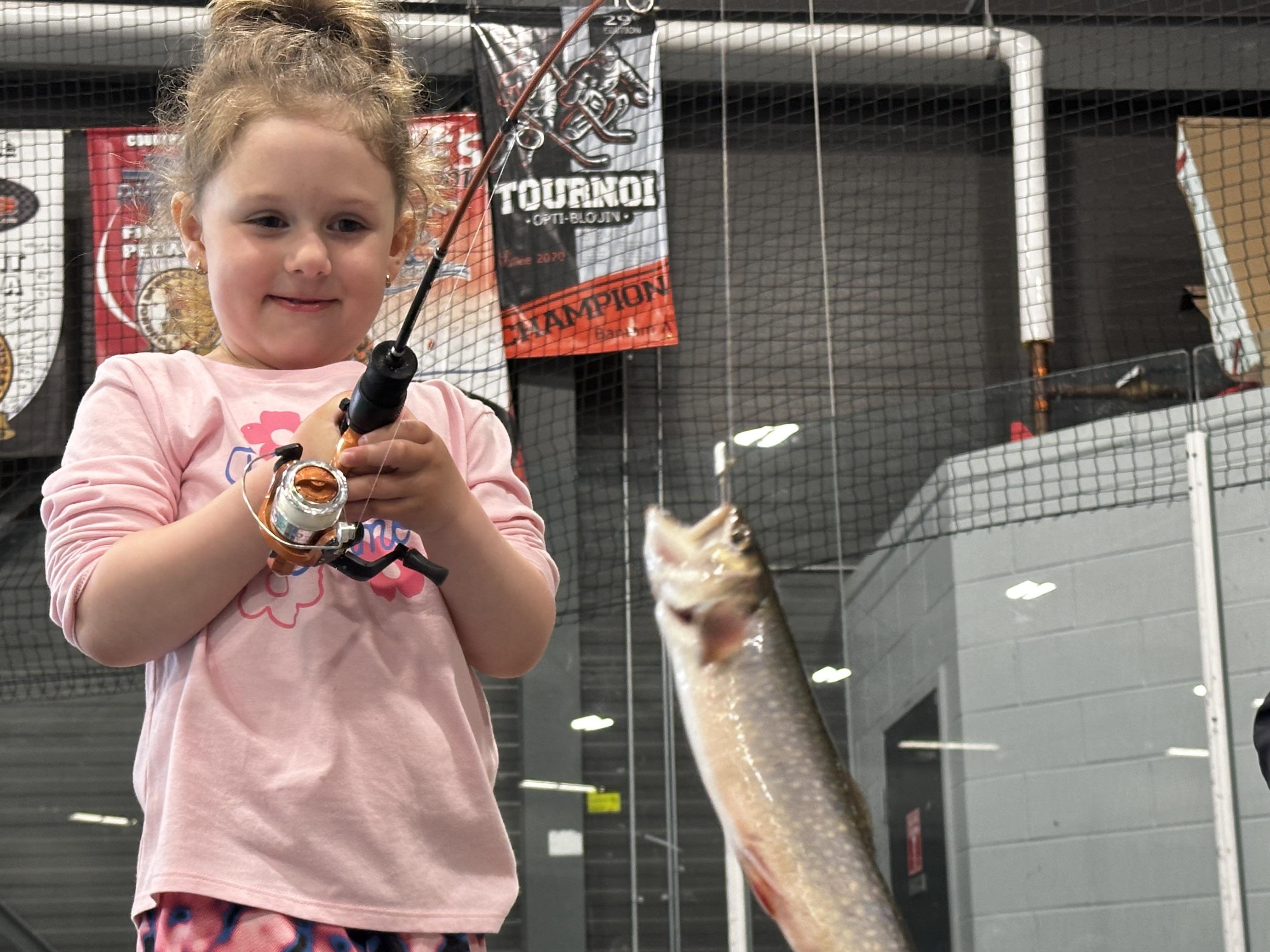 Petites truites et grands sourires à l’aréna pour la Fête de la pêche