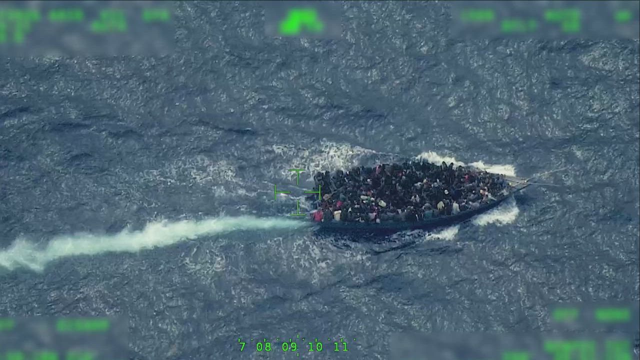 VS: 240 migranten gered nadat overbeladen boot water begon te maken in ...