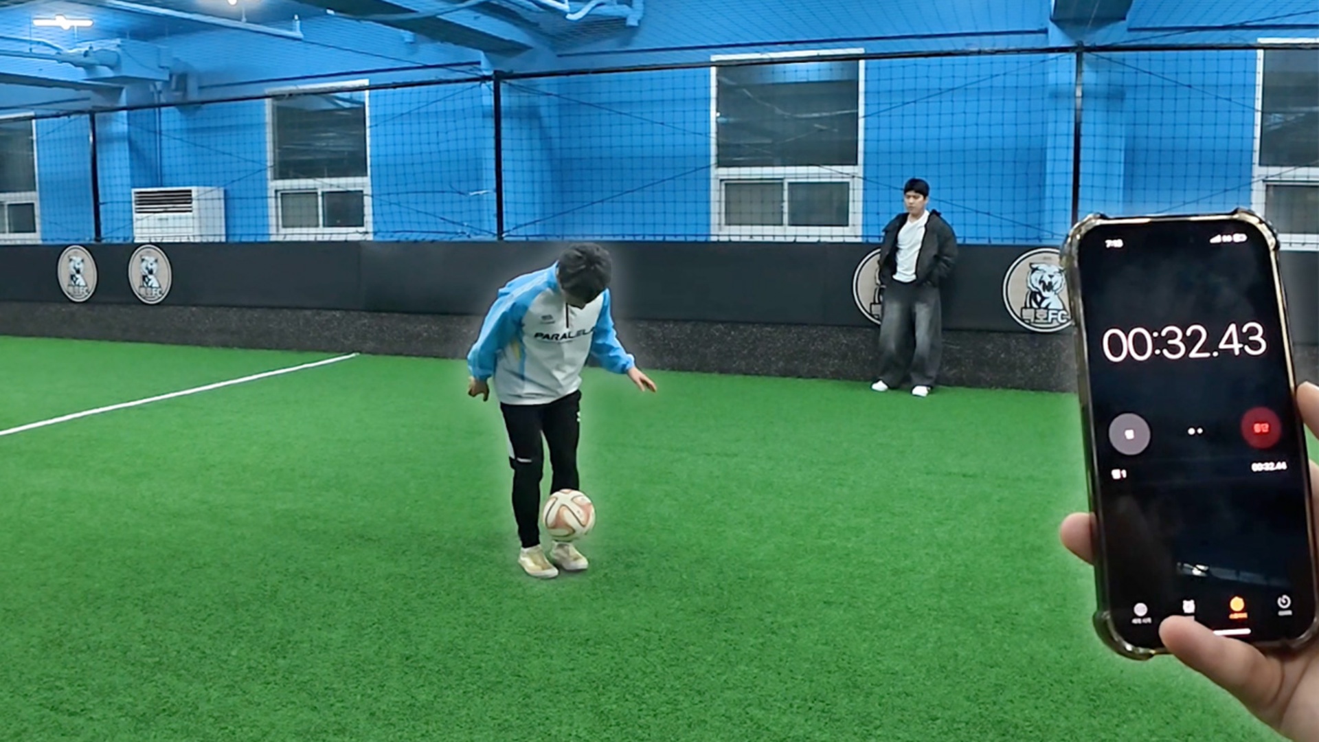 Most football touches with alternating feet in one minute - 226 by Jang ...