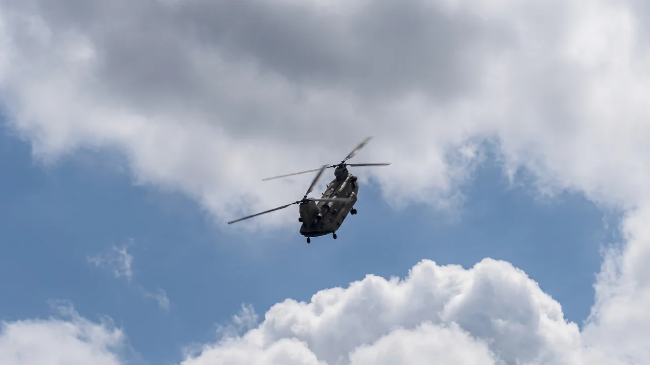 Wild video shows Chinook CH-47 performing a 'handbrake turn' while ...