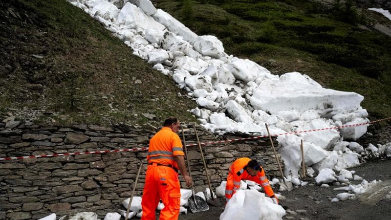 Caos al Giro donne, una lastra di ghiaccio impedisce il passaggio sul ...