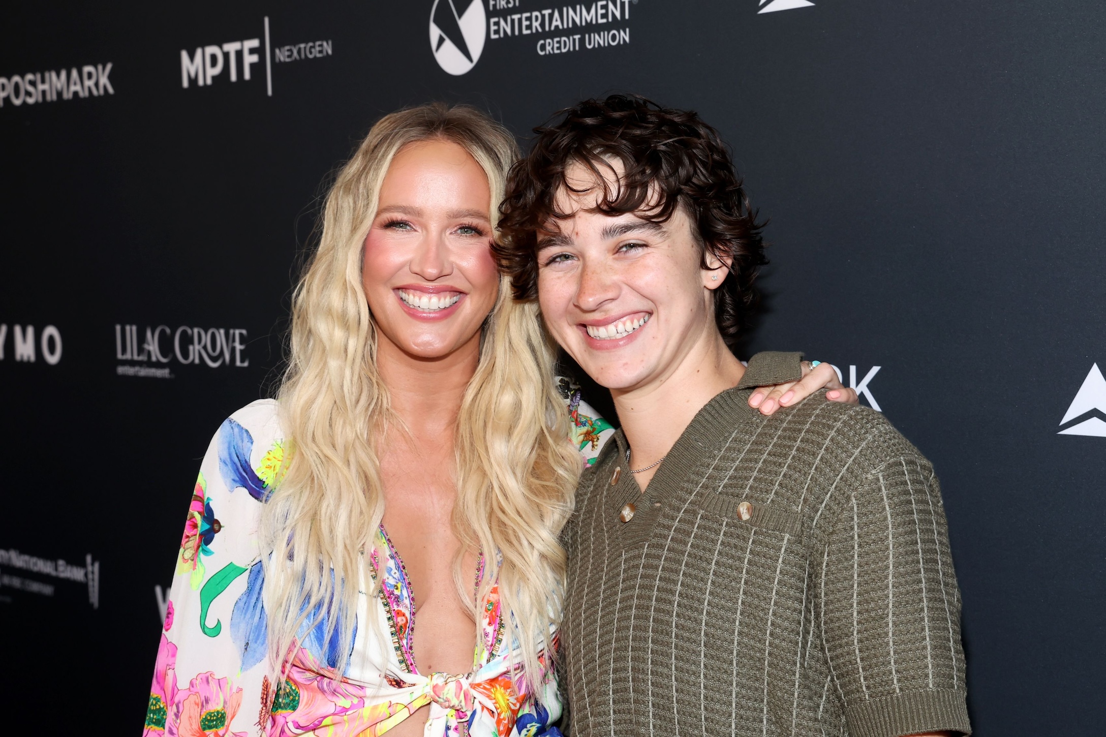 Anna Camp came out as bisexual, fell for someone 19 years younger, & is ...