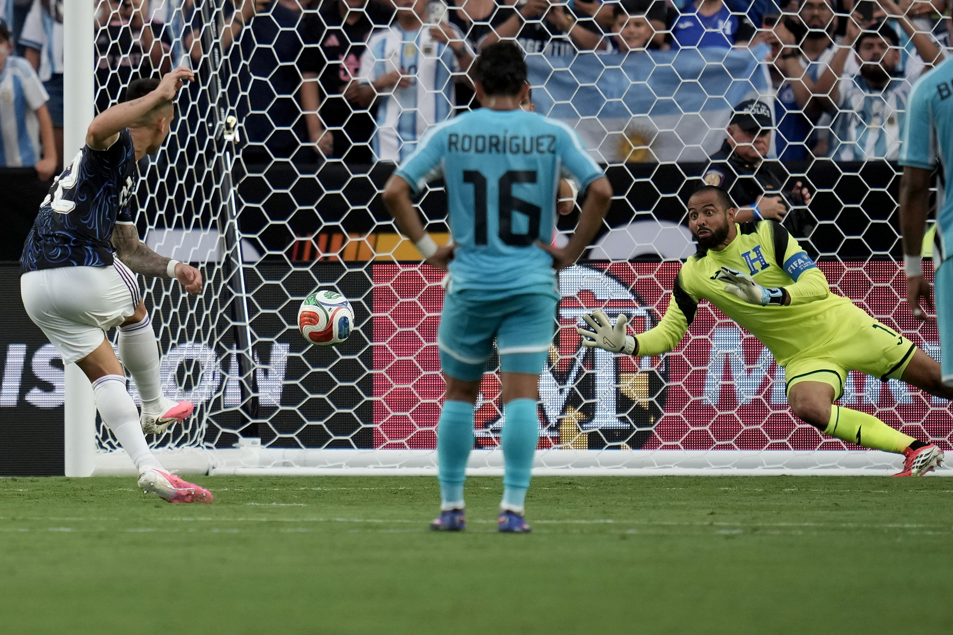 Con formación inédita y Messi en el banco, Argentina vence a Honduras ...