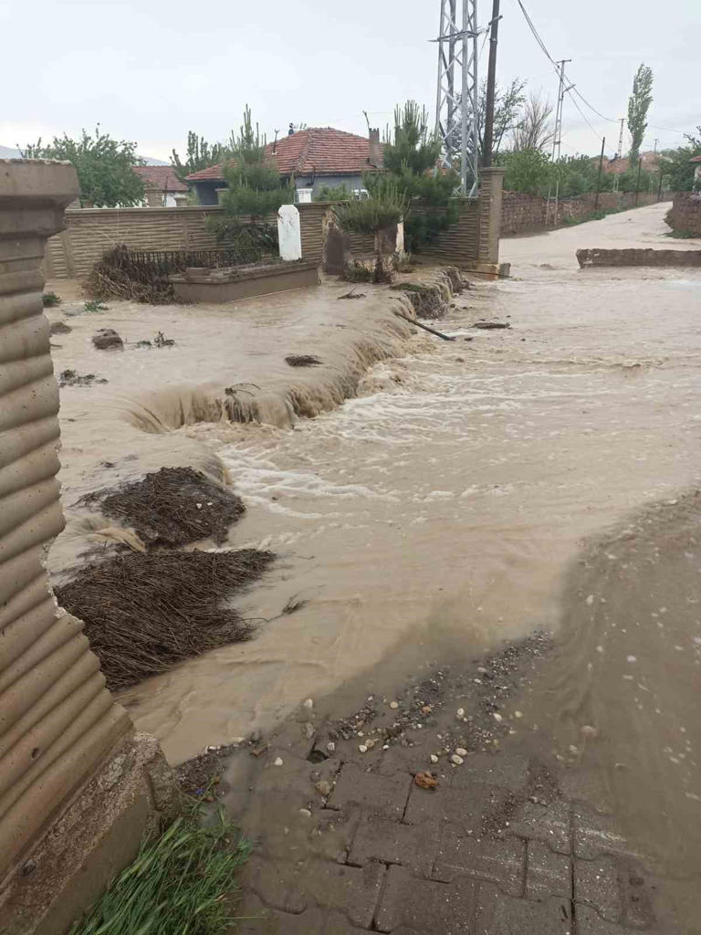 Develi’de yağış sele dönüştü