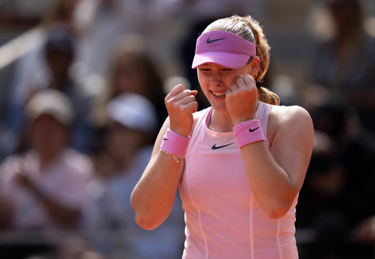 Mirra Andreeva channels inner Roger Federer, flips switch to French ...
