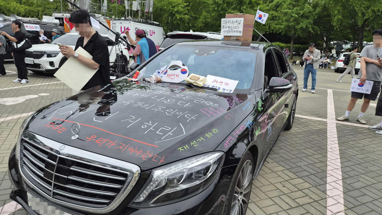 Protest demanding election do-over continues for third day
