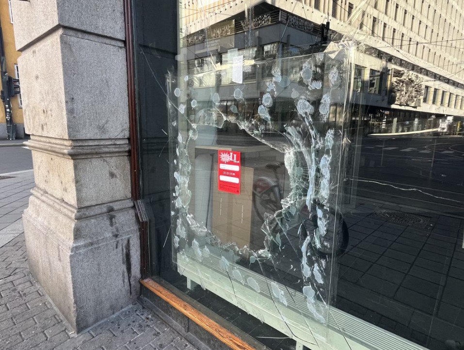 Brøt seg inn og knuste rute på Glassmagasinet: – Har tatt med seg noe ...