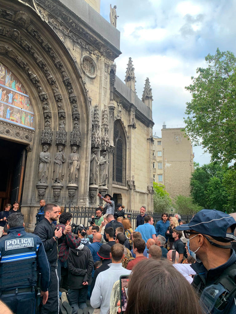 Pendant la Nuit Blanche, la maire du Xe Alexandra Cordebard prise à ...
