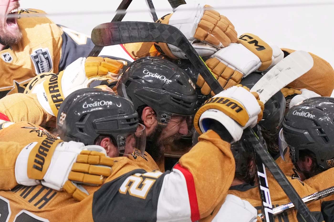 Vegas l'emporte en deuxième prolongation, prenant ainsi l'avance 2-1 en ...