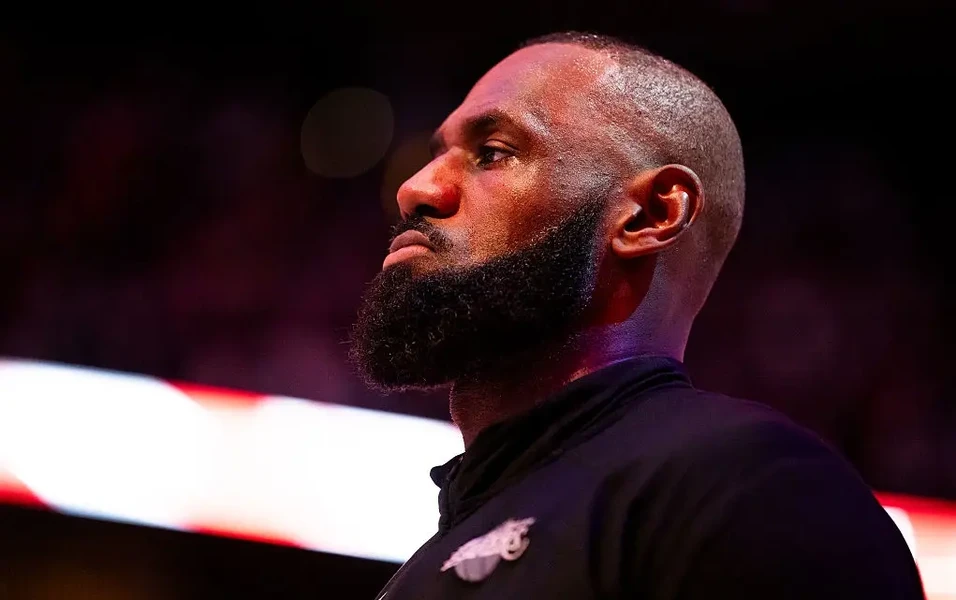 Lakers push LeBron toward pay cut as Warriors circle