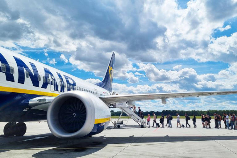 Ryanair's 3-word response after passenger complains about windowless ...