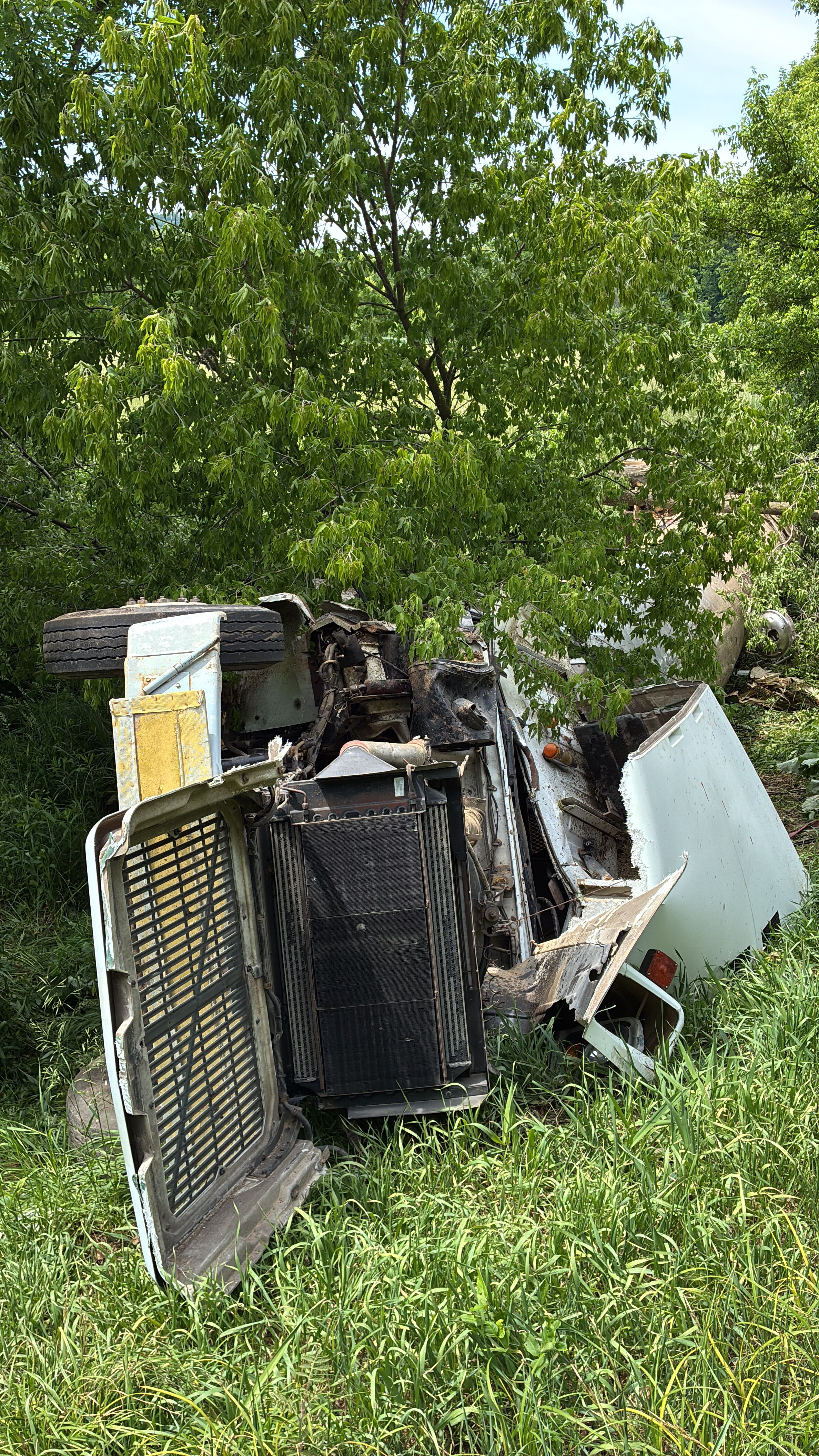 Semi truck rollover crash injures one person