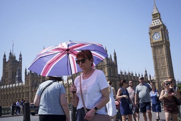 UK weather maps turn red for 34C heat blast with 17 areas above 30C ...