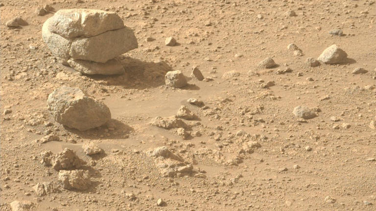 Ein Steinturm auf dem Mars vom Rover Perseverance entdeckt