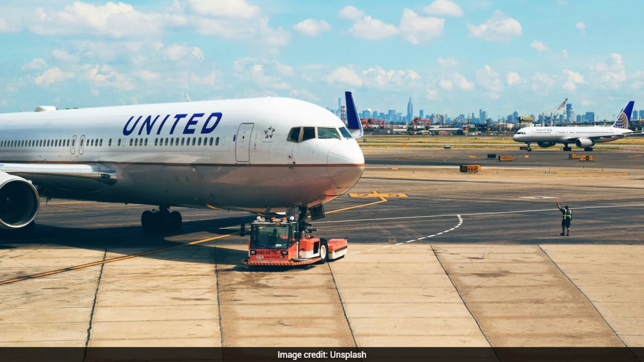 Passenger allegedly sneaks onto United Airlines flight with fake ...