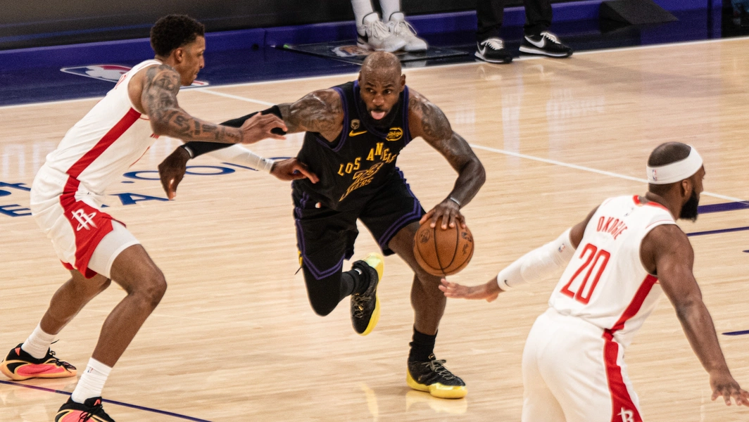 Lakers push LeBron toward pay cut as Warriors circle