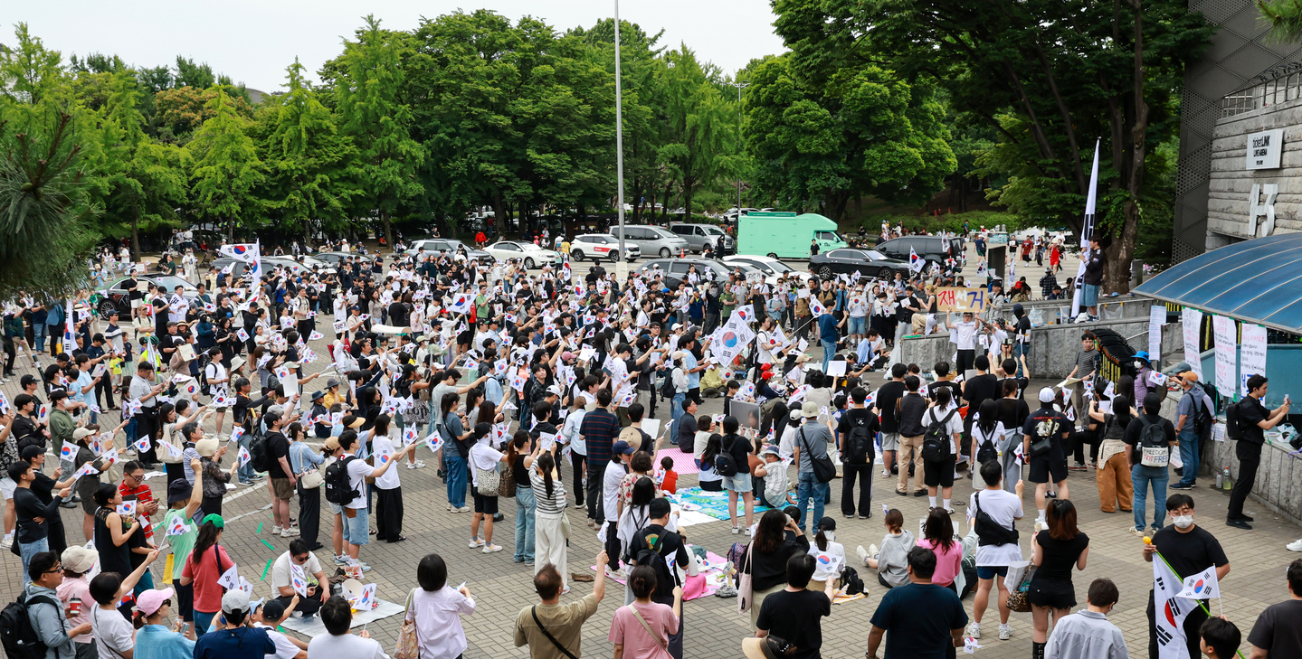 Protest demanding election do-over continues for third day