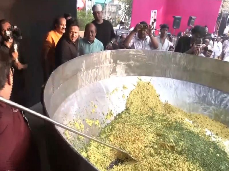 World Poha Day: Chef Mahohar cooks 3,000 kg of Nagpur's famous delicacy ...