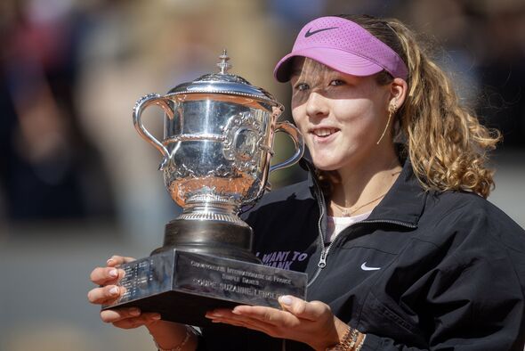 French Open security remove fan's Russia flag moments after Mirra ...