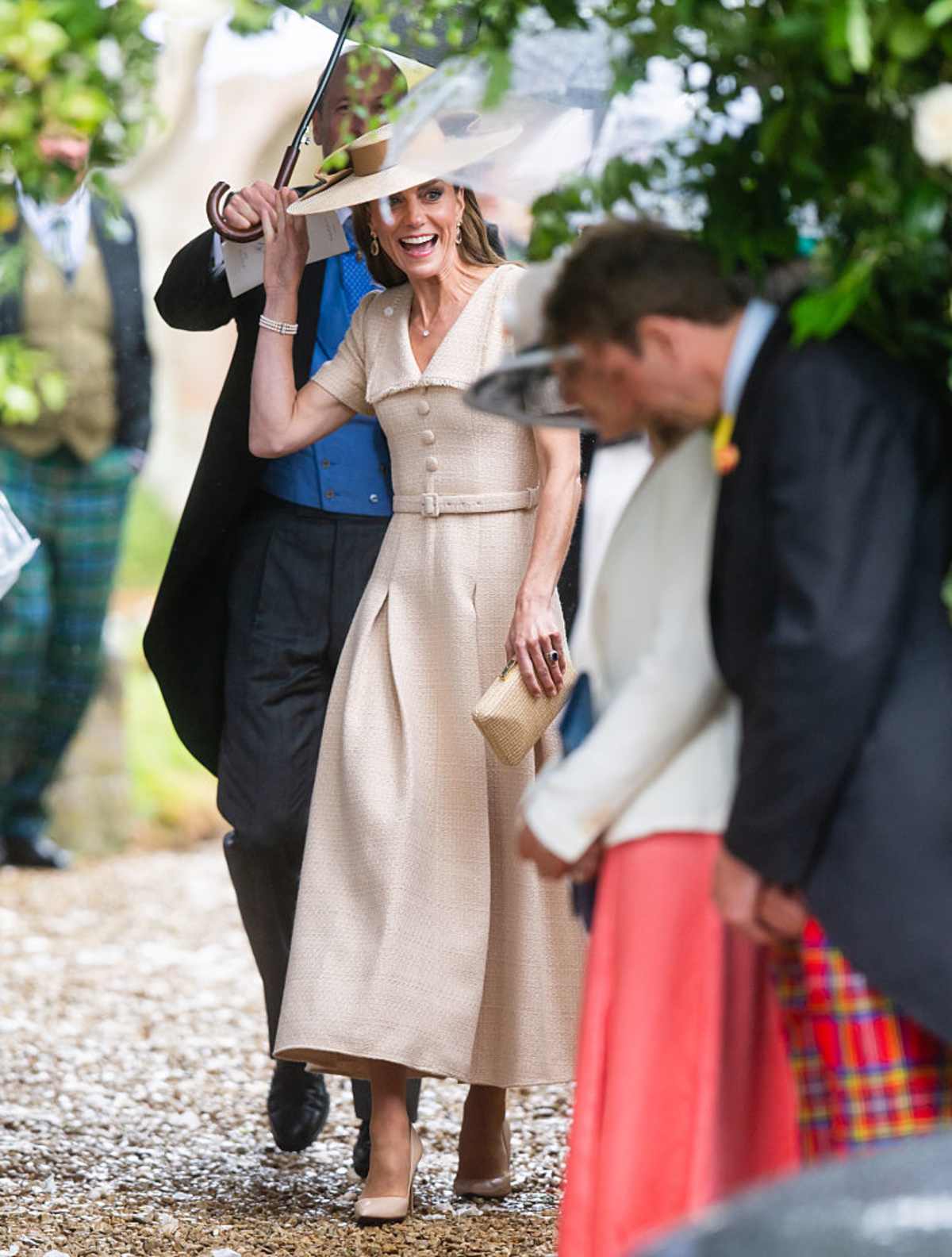 Prince William becomes Kate Middleton’s knight-in-shining armor in ...