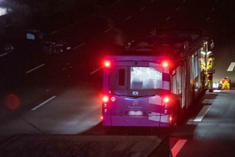 Horror-Crash auf A3 in Köln: Motorradfahrer von Bus überrollt!