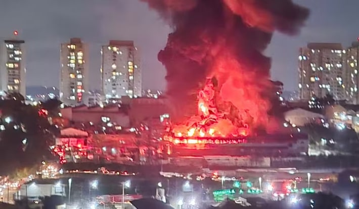Incêndio de grandes proporções em galpão de Guarulhos é extinto após 22 ...
