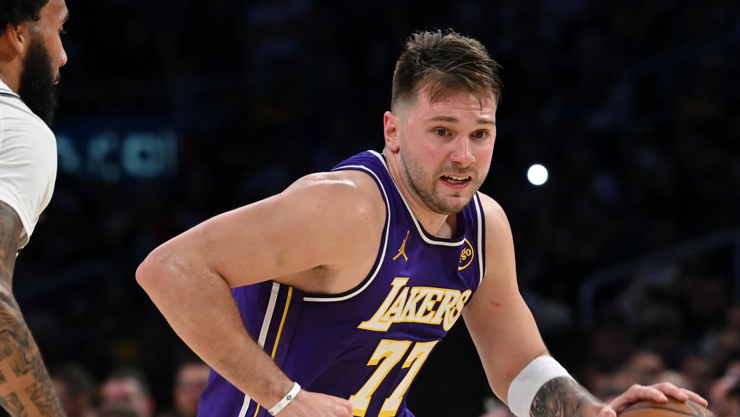 Lakers push LeBron toward pay cut as Warriors circle